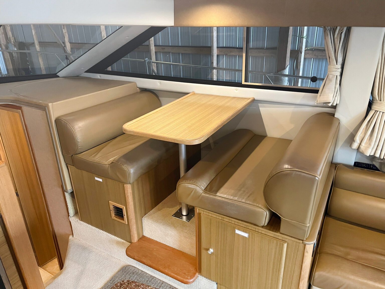 38′ 2002 Bayliner 3788 Command Bridge - Blackfish Marine