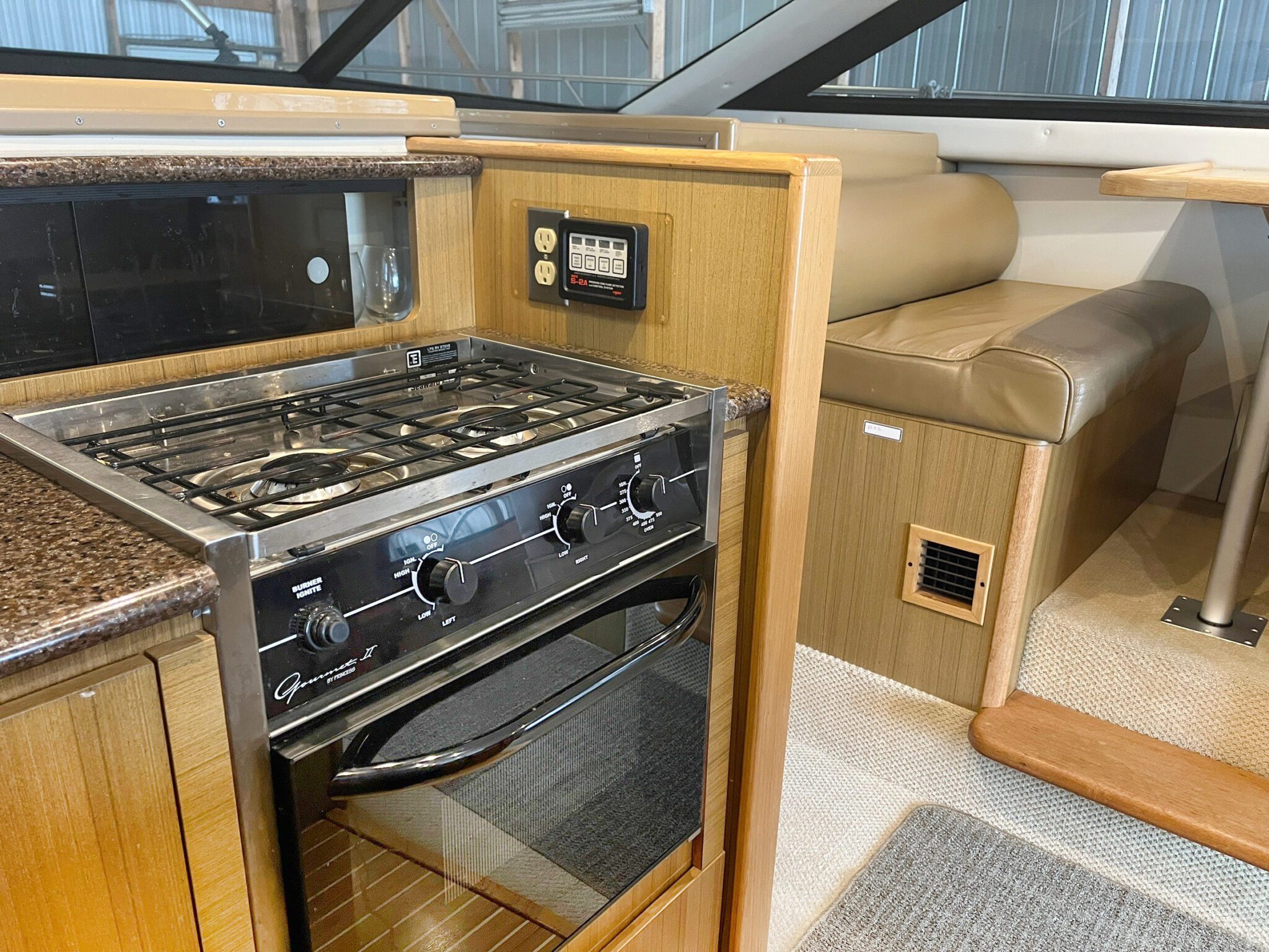 38′ 2002 Bayliner 3788 Command Bridge - Blackfish Marine